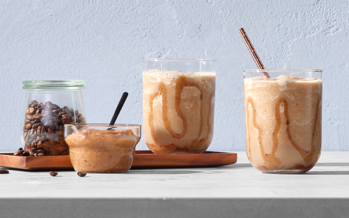Receta de café frappé con caramelo de miso - Blog Vitamix